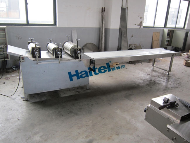 Simple Structure Candy Molding Machine , Sesame Bar Candy Cutting Machine